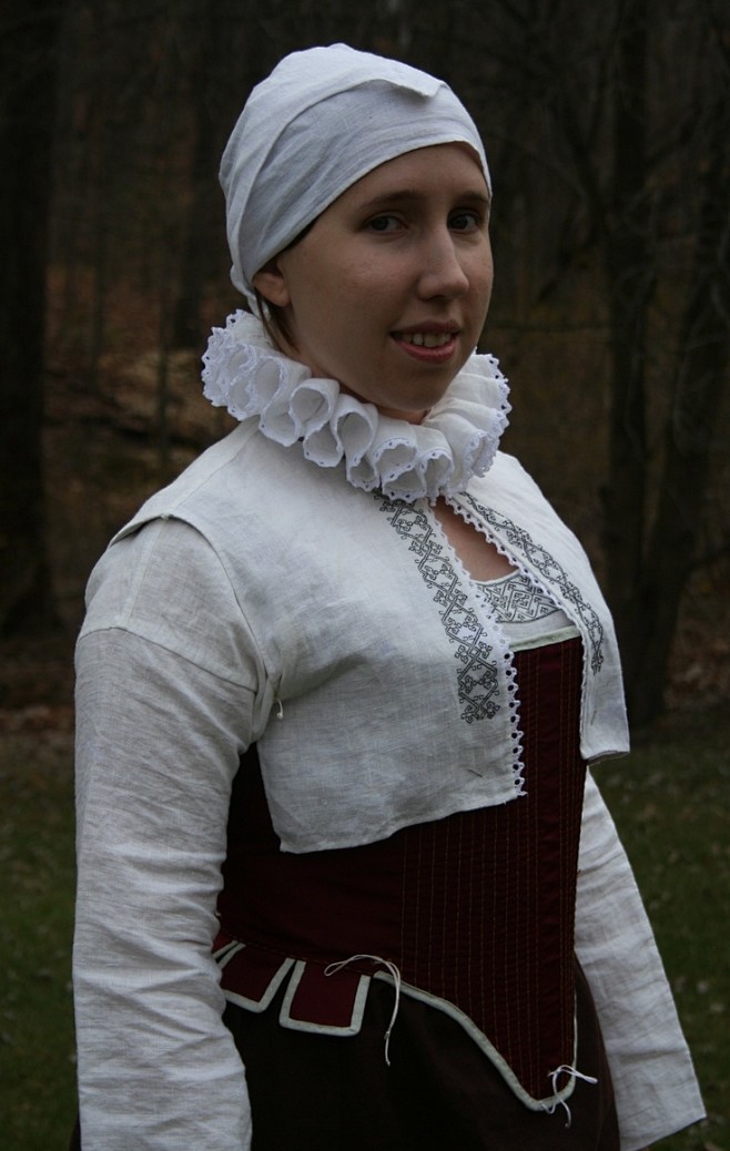 #绘画参考# 这种围着脖子一圈的圆圆的褶皱的领子，叫做Ruff（拉夫领），最早大约出现在16世纪中叶，1565年因作为伊丽莎白女王的礼物奉上而 ...