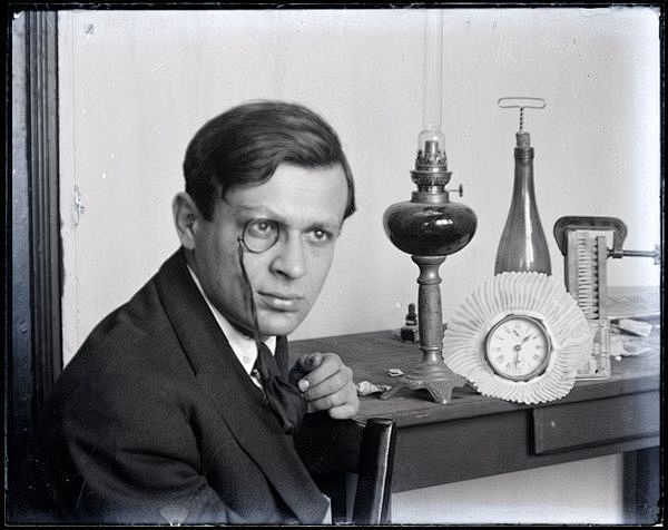 【The Monocles】单片眼镜最早出现于18世纪20年代，作用是为了增加视力，以便仔细检查油画的细节和宝石的品质。对于有钱有地位的人 ...