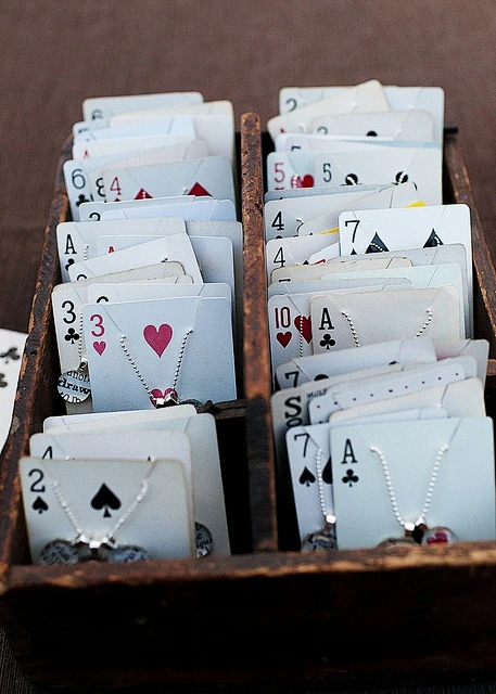 Jewelry on playing cards ...I like this idea-花瓣网