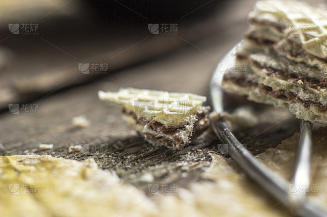 甜美的俄罗斯artek华夫饼在木制的背景，与一壶牛奶，宏观。传统的甜食和甜点。