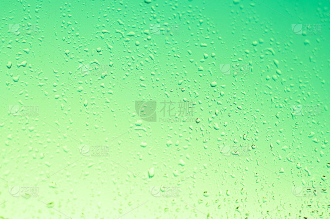 柔和的绿色玻璃窗背景与雨滴，光线梯度，纹理