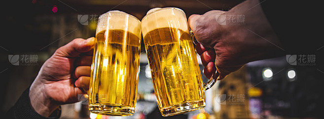 近距离观看两杯啤酒在手。在酒吧里碰杯的啤酒杯