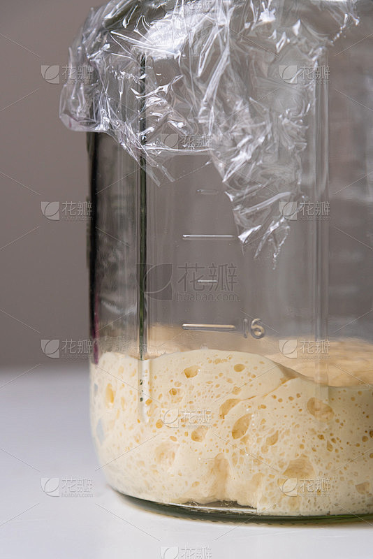 有盖的玻璃罐，装有pâte fermentée或旧的面团，准备用来发酵新一批的酵母面包