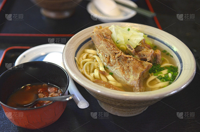 冲绳荞麦面，猪肉、软骨和豆子