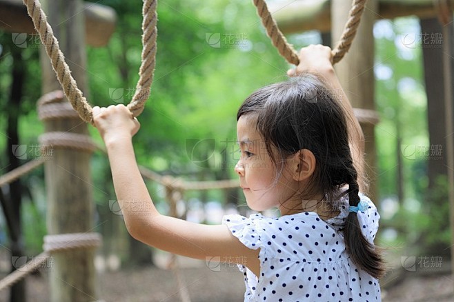 日本女学生玩走绳(6岁)