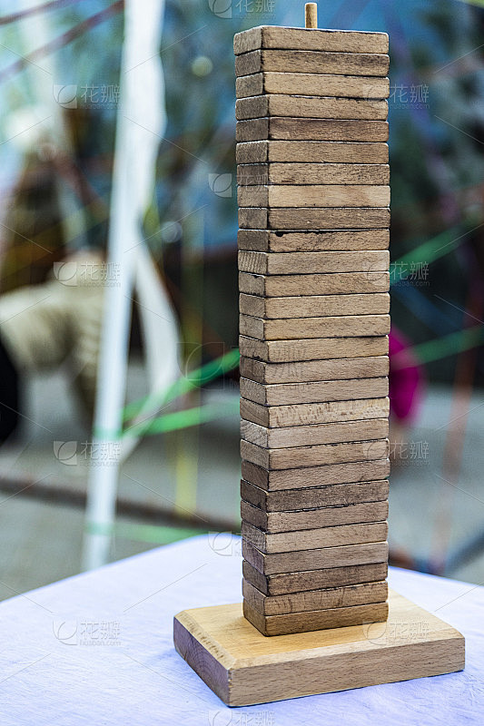 许多木头堆放在街道上