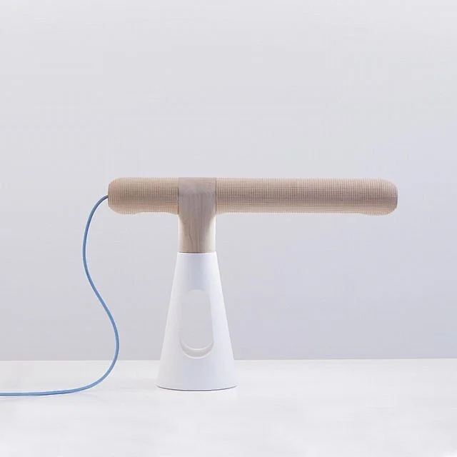 这款Truncheon（短棍）台灯是设计师Zoe Coombes和David Boira组合的一系列作品之一，传统的木质材料配以先进的数字技术 ...