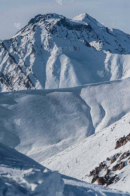 雪山冬天在阳光日。高加索山脉，格鲁吉亚，来自滑雪胜地古道里