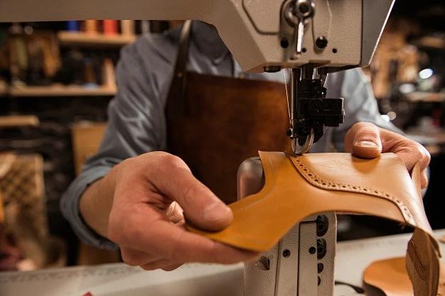 Man cobbler stitching leather parts-花瓣网