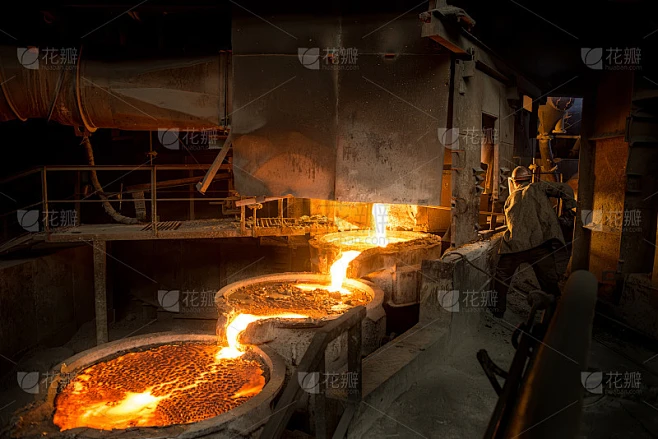 炼钢工人在电弧炉附近工作，浇注液态金属素材-花瓣网
