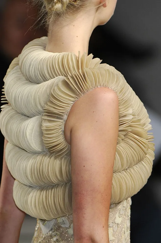 Amazing use of fabric manipulation for fashion design: bolero with 3D ...