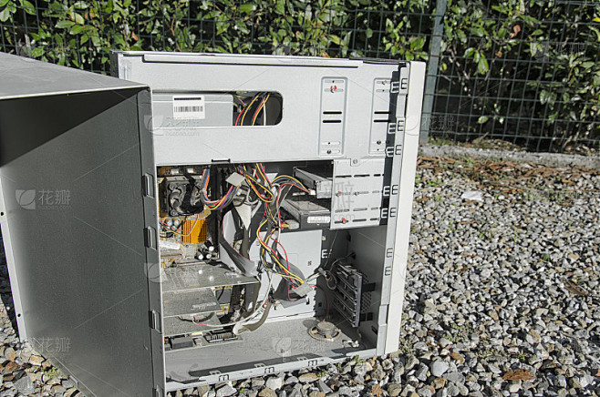 打开90年代的电脑机箱