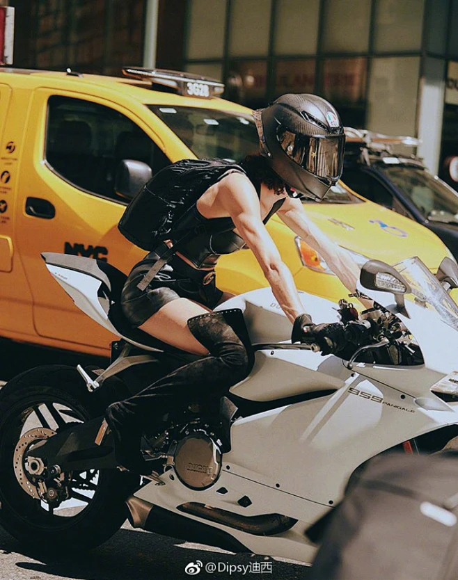 这位名叫Jordan Rand的妹子绝对是今年Victoria's Secret初试这几日里最特别的存在～维密大楼下飙着机车一身皮装来面试，既 ...