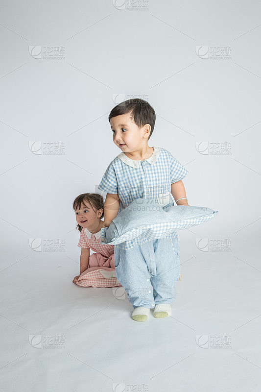 可爱的孩子们在室内一起玩耍 9329