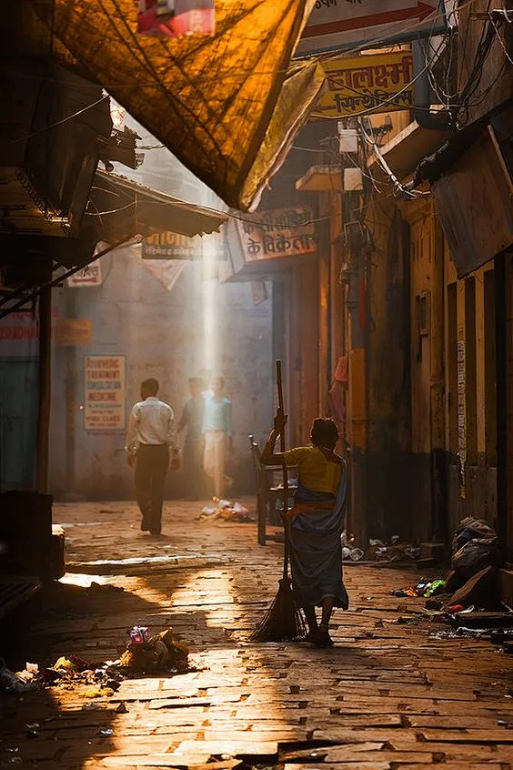 Early Morning in Varanasi, India: -花瓣网