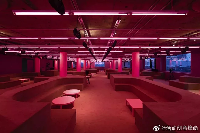 PRADA | “Industrial meets domestic lounge”，当工业遇上家用休息室。PRADA 2020早春系列时装秀 ...