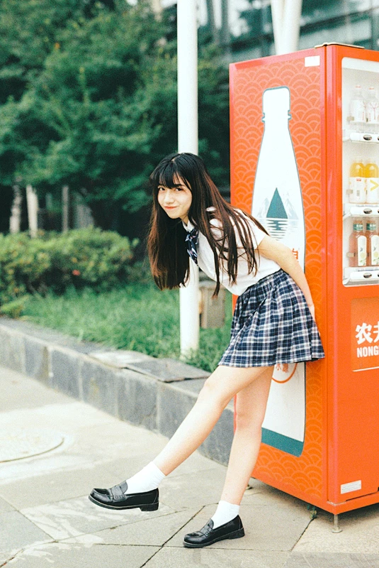 假笑女孩_人像_颇可,jk,胶片-花瓣网