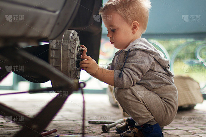 孩子修理汽车。