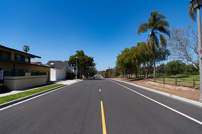 suburban-asphalt-road-with-yellow-marking-lines-suburbs-1-花瓣网