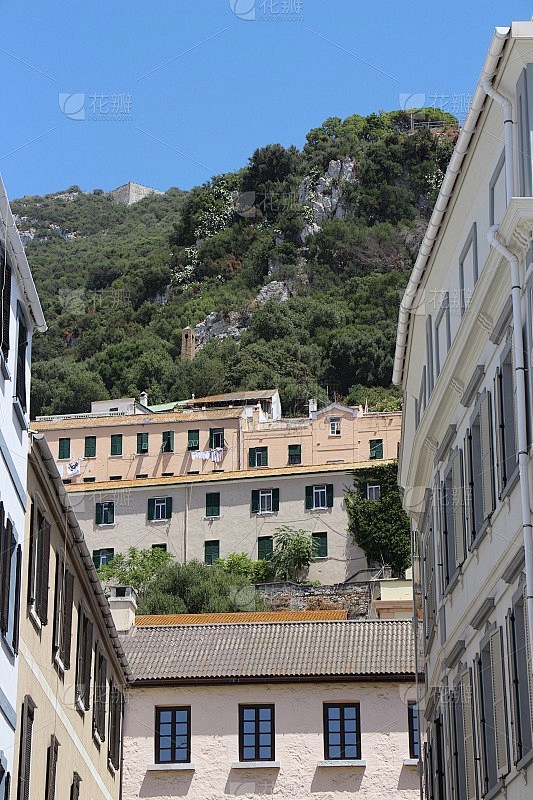 直布罗陀-古老的城镇和直布罗陀的岩石