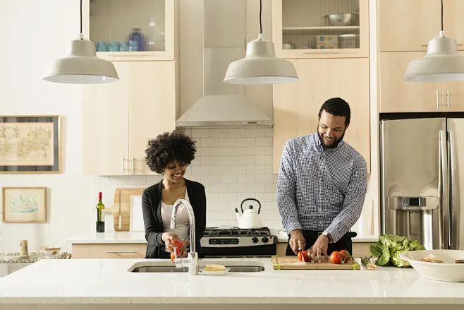 Mixed race couple cooking together in kitchen by Gable Denims on 500px-花瓣网