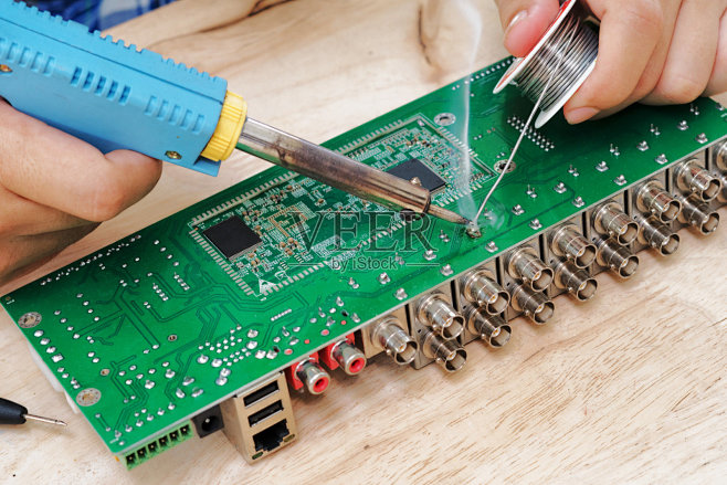 焊接电子电路板。照片摄影图片-花瓣网