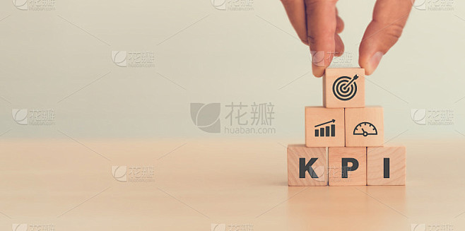 关键绩效指标。商人手持带KPI图标的立方体;业务目标、业绩结果和指标。为商业计划和衡量成功，目标达成