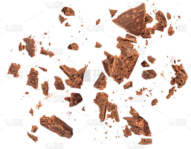 磨碎的巧克力片孤立在白色背景上。碎黑巧克力俯视图。创造性的布局“n