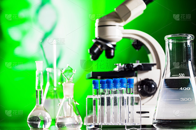 科学实验室研究与发展理念。带试管的显微镜