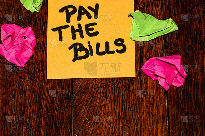 支付账单和皱巴巴的彩色纸。在纸上支付账单。