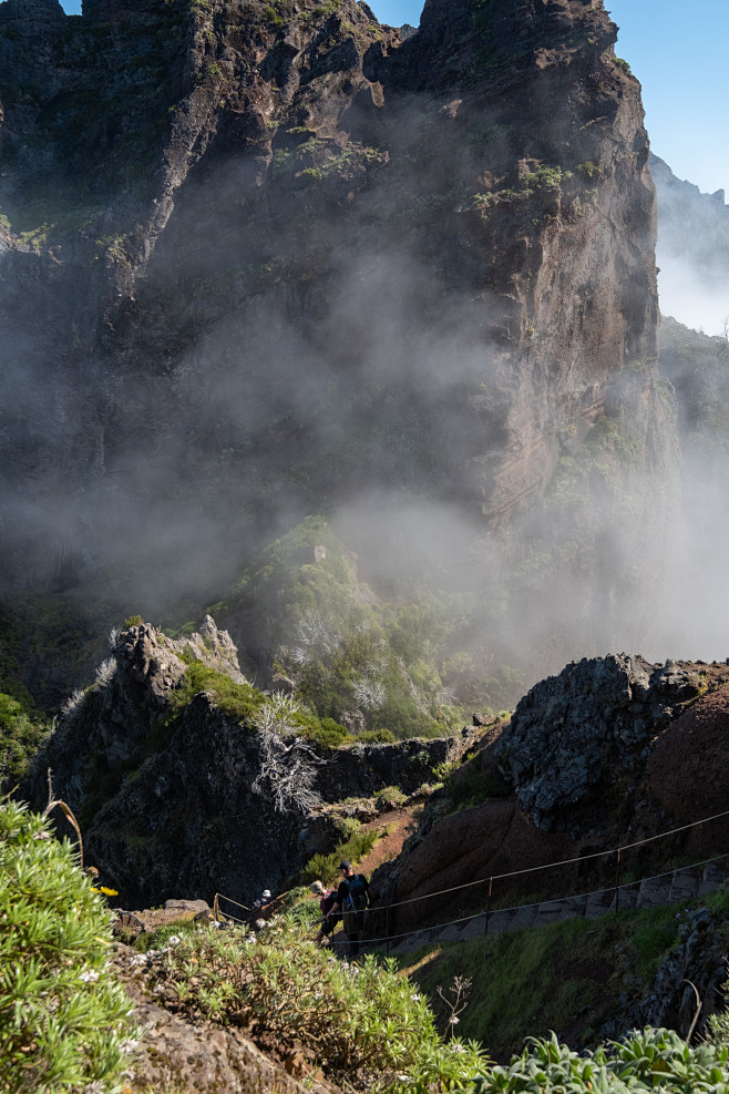 CLOUDY_MOUNTAINS_095