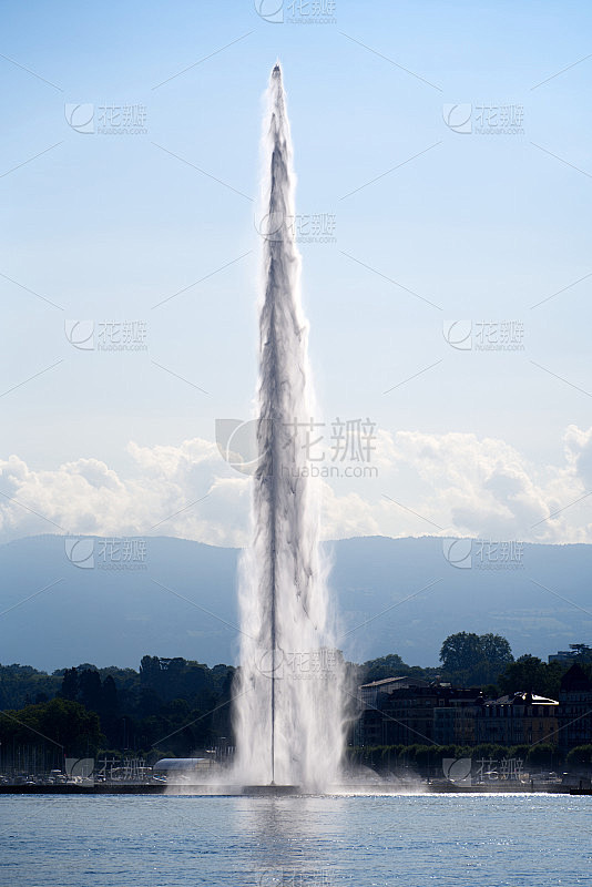 Jet d’eau在日内瓦湖在一个阳光明媚的夏天早晨与背光和瑞士阿尔卑斯山的背景。