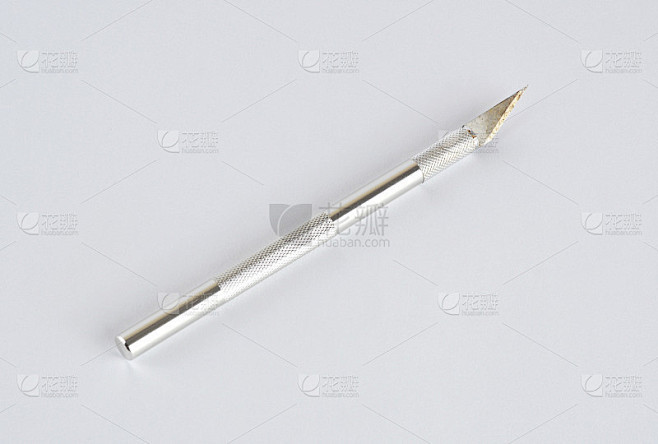 白色上的生锈的手术刀