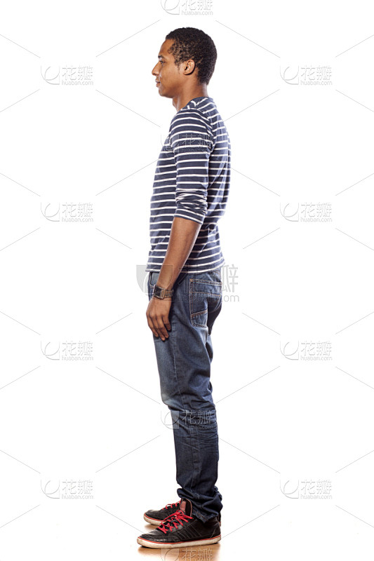 侧面像,黑色,宽松上衣,牛仔裤,青年男人,侧面视角,全身像,非洲人,垂直画幅
