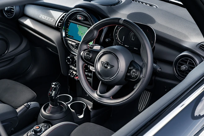 2021 MINI John Cooper Works GP 2.0T引擎输出306马力，450Nm，8速Steptronic变速器，百公里加速5.2秒，极速265公里/小时。这是一款非常诱人 ...