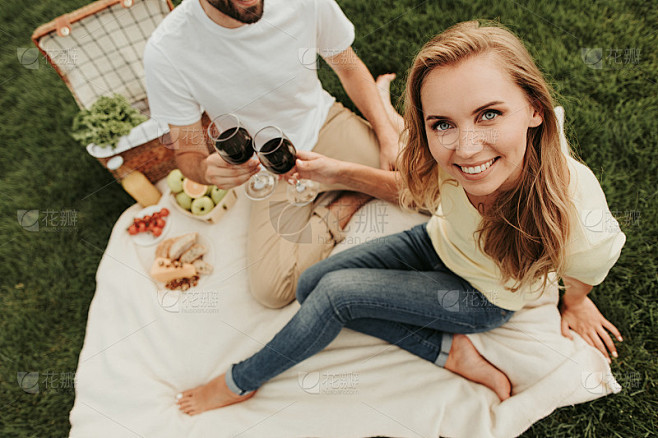 高兴的女士和男士在外面品酒