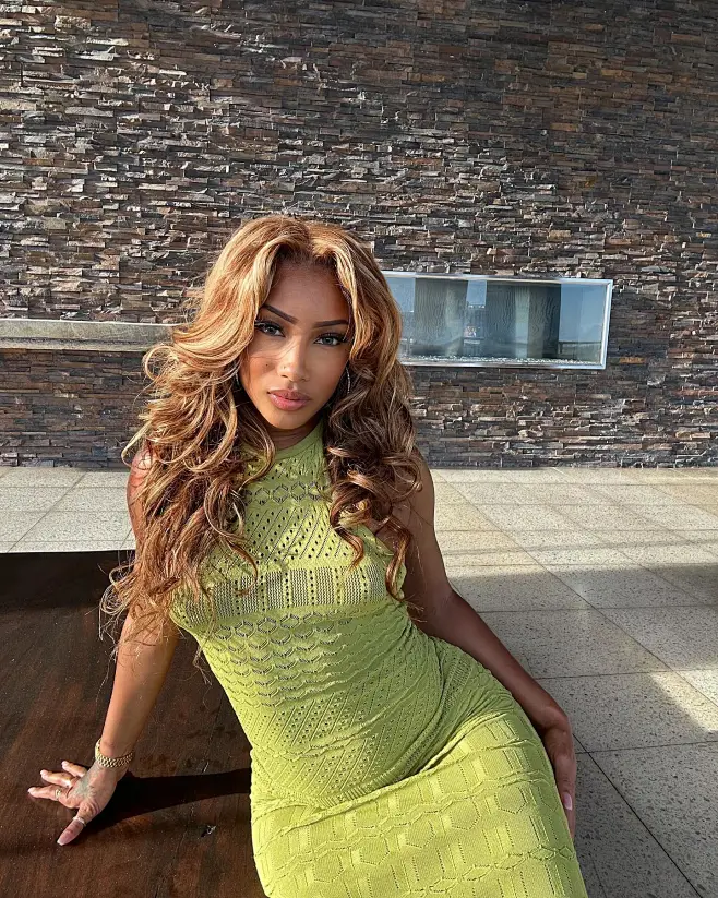 Photo by London Perry in Miami, Florida. 可能是包含下列内容的图片：1 位用户、辫子、长发、化妆、钩针 ...