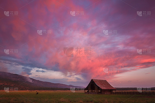 落日天空中的孤独谷仓