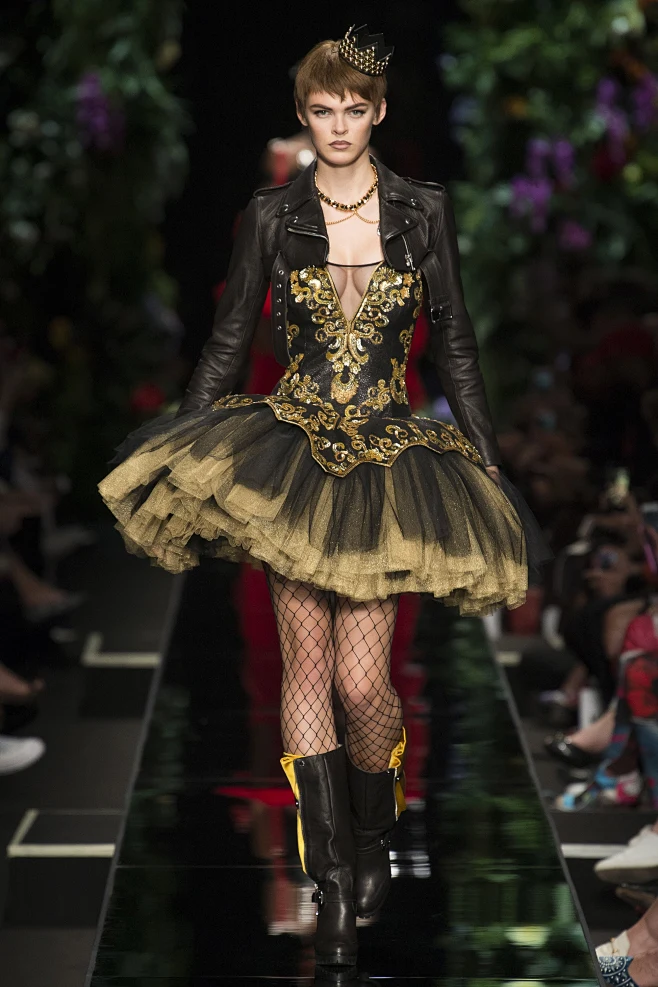 Moschino Spring 2018 Ready-to-Wear Fashion Show : See the complete ...