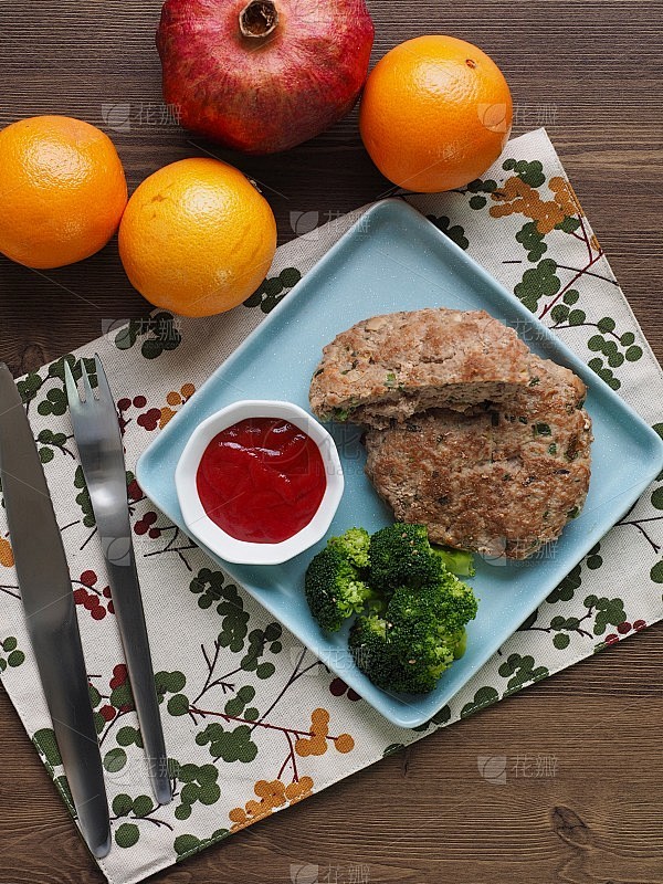 牛肉汉堡牛排，花椰菜，炒蔬菜