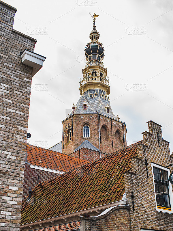 Zeeland /荷兰，位于Zierikzee中心的典型荷兰房屋之间的教堂