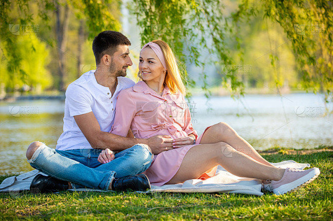 幸福夫妻怀上宝宝，孕妇和丈夫，年轻的家庭和新的生活理念