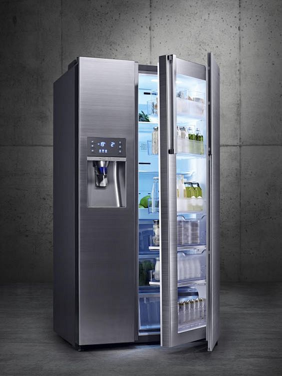 三星，带制冰机的冰箱。Samsung Food Showcase refrigerator. So you can look in the ...