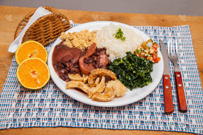 Feijoada，巴西烹饪传统。由feijoada和Crling组成的美味菜肴