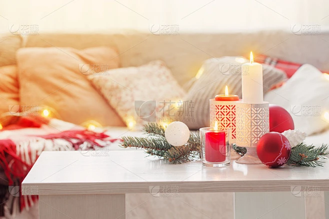 圣诞节装饰用蜡烛和球在白色的桌子室内素材-花瓣网
