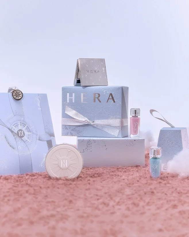 Photo by 헤라 HERA Official Account on December 12, 2024. 可能是包含下列内容的图片：一人或多人、化妆、香氛、化妆品、香水、护手霜和文字.-花瓣网