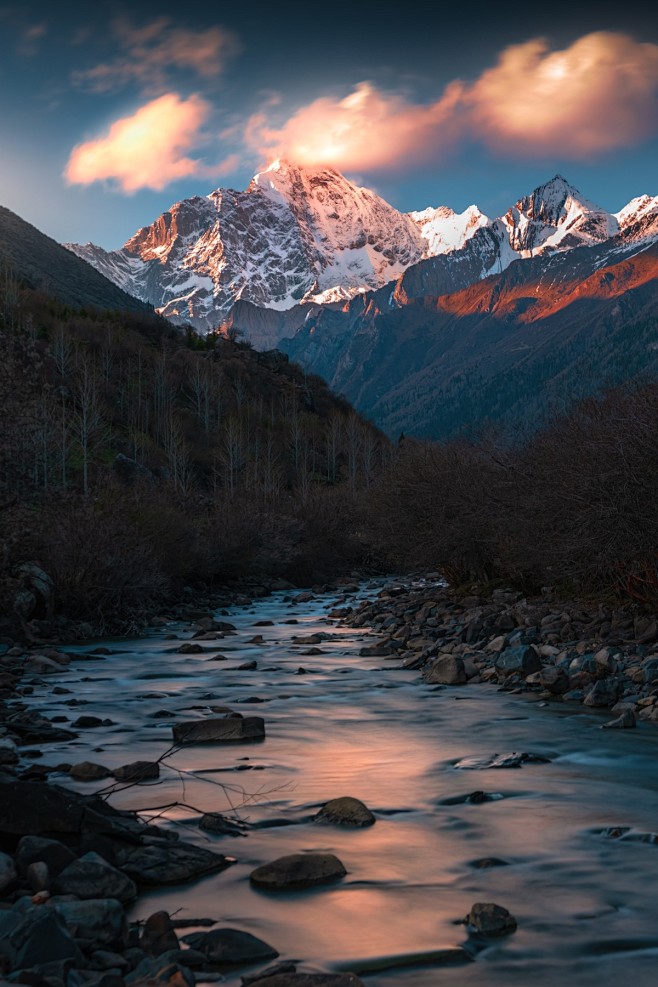 四姑娘山的落日#风光##雪山##川西摄影##艺术风光##六合视界##尘世烟火##视觉浪潮##街像志##风月安西##索尼#