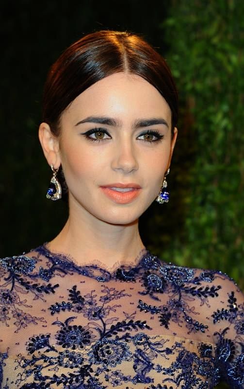 Lily Collins 莉莉柯林斯‖1989年3月18日出生于英国，英国裔美国演员、电视主持人、模特，英国歌星菲尔柯林斯和他的来自美国的第二 ...