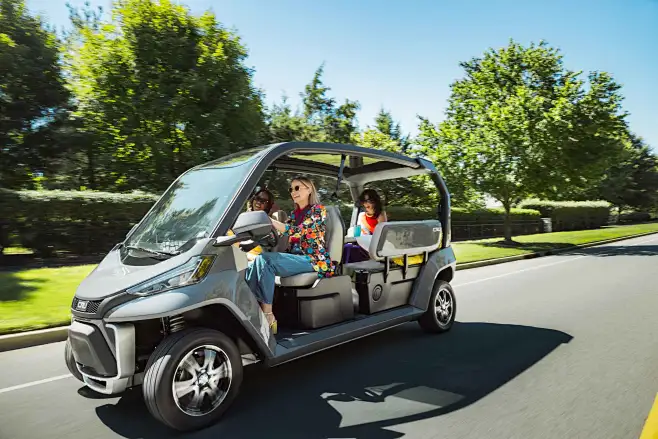 Family driving on a road on a sunny day in CRU Club Car.-花瓣网