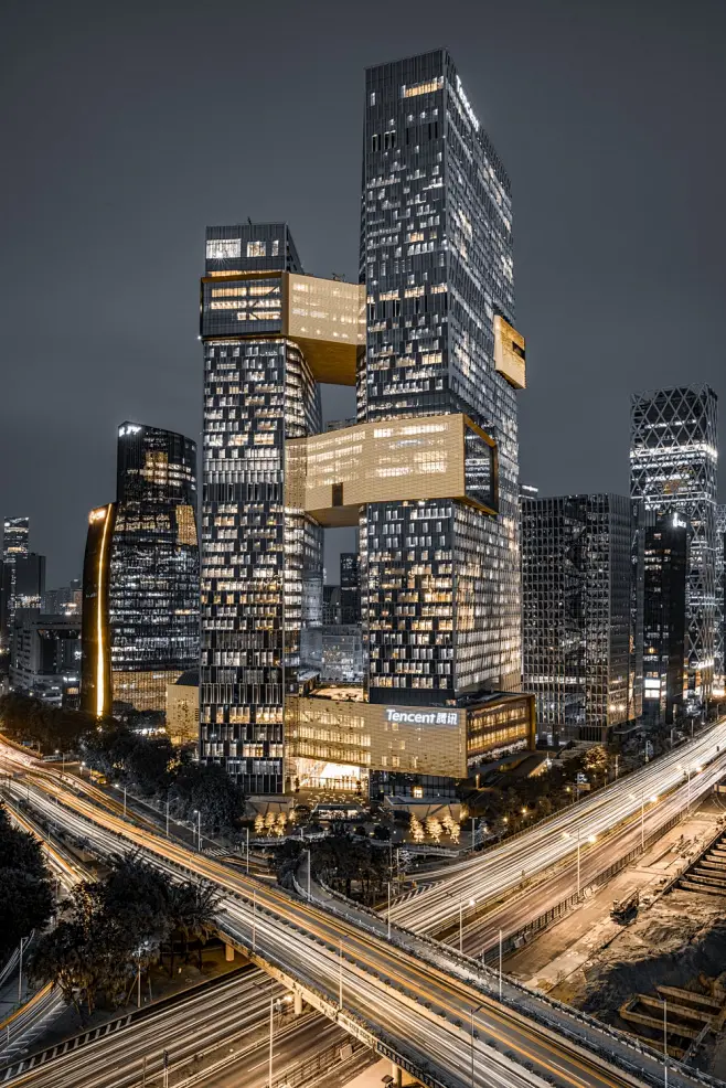 夜间点亮的高层建筑-花瓣网